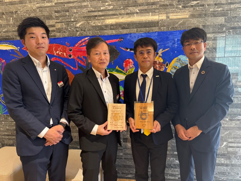 J-クレジット購入に伴う記念品の贈呈式が行われました A commemorative gift presentation ceremony ...